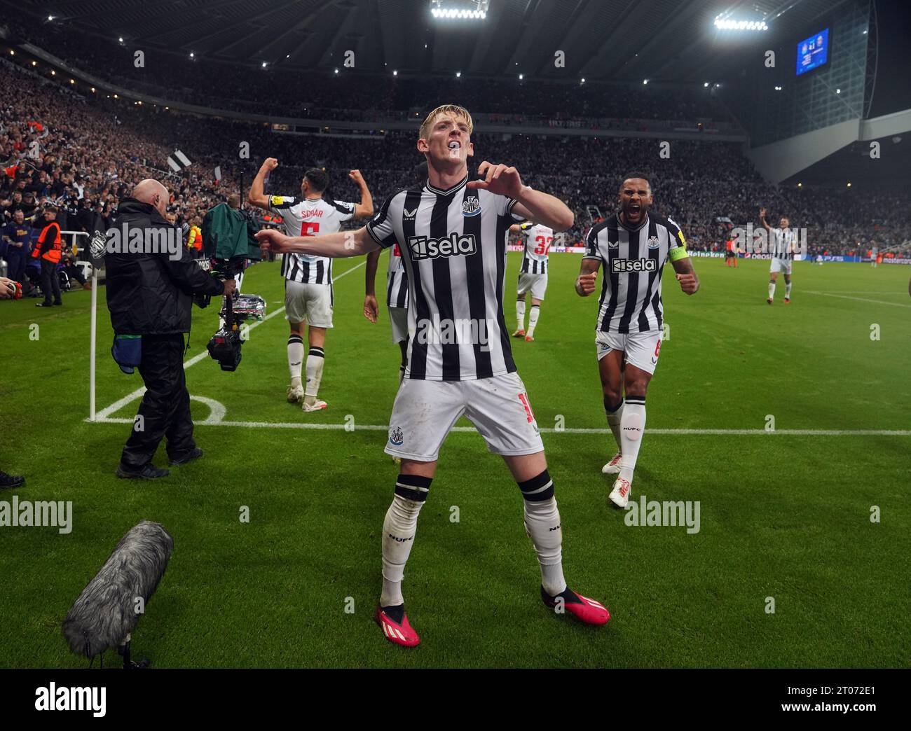 Newcastle United's Anthony Gordon celebrates after team-mate Fabian ...