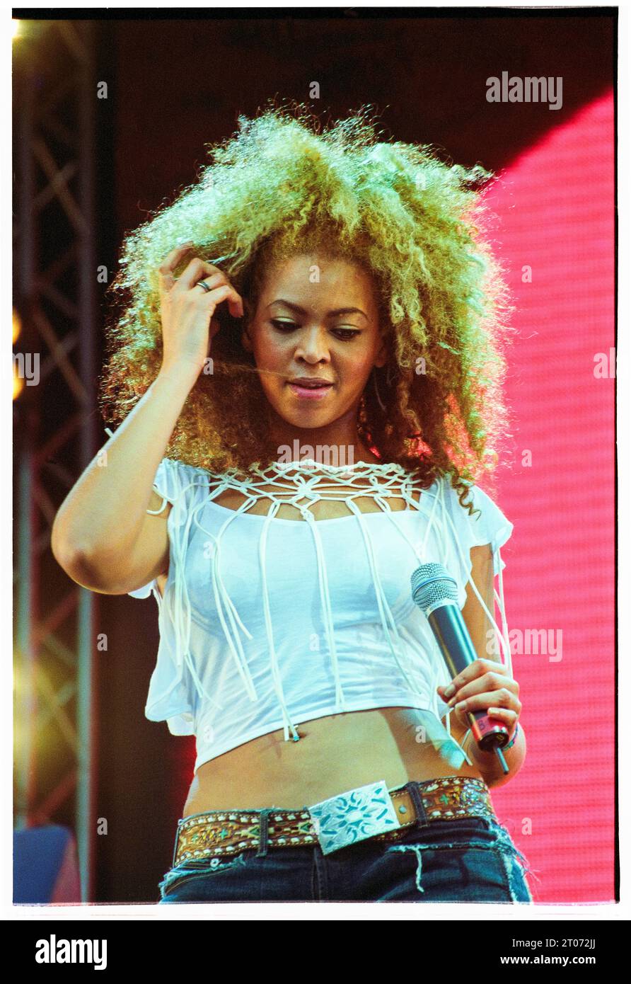 A young Beyoncé of Destiny's Child playing live at Radio 1 One Big ...