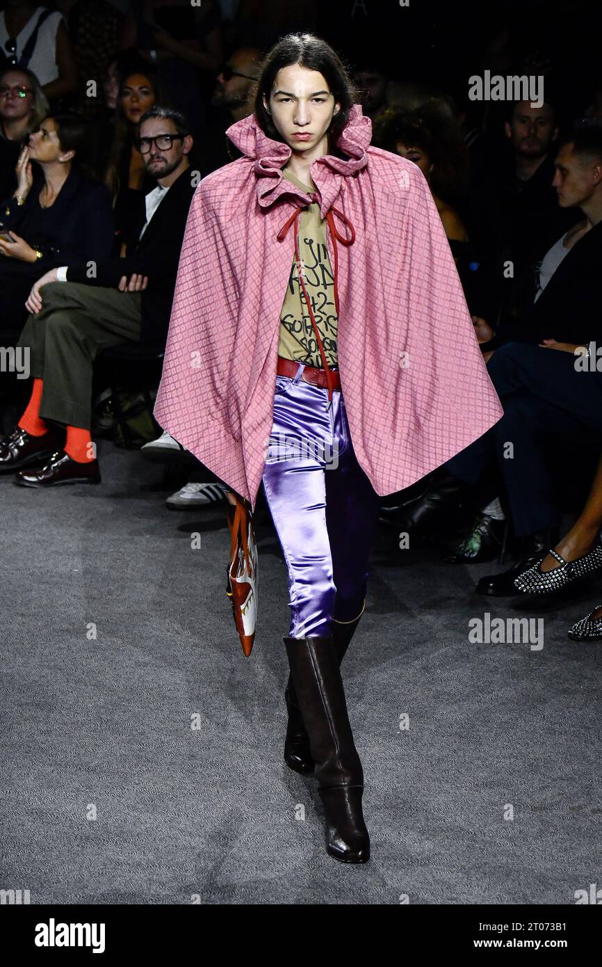 Paris, France. 30th Sep, 2023. Model Lux Gillespie walks on the runway ...