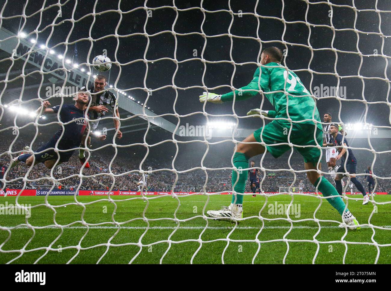 Newcastle Upon Tyne, UK. 4th Oct, 2023. Dan Burn of Newcastle United ...