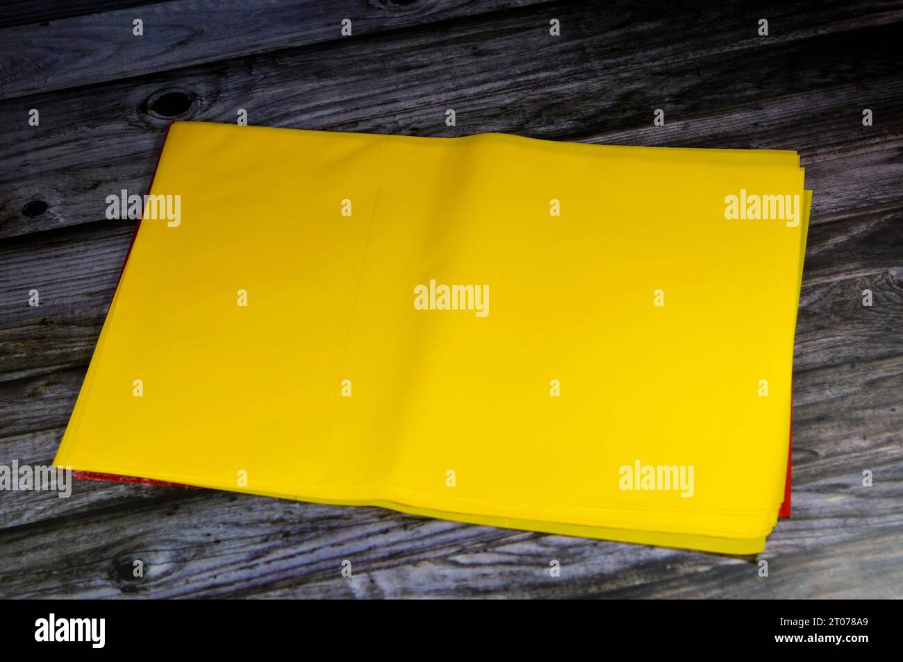 Yellow cover for booklets, brochures and books, wrapping the coverage ...