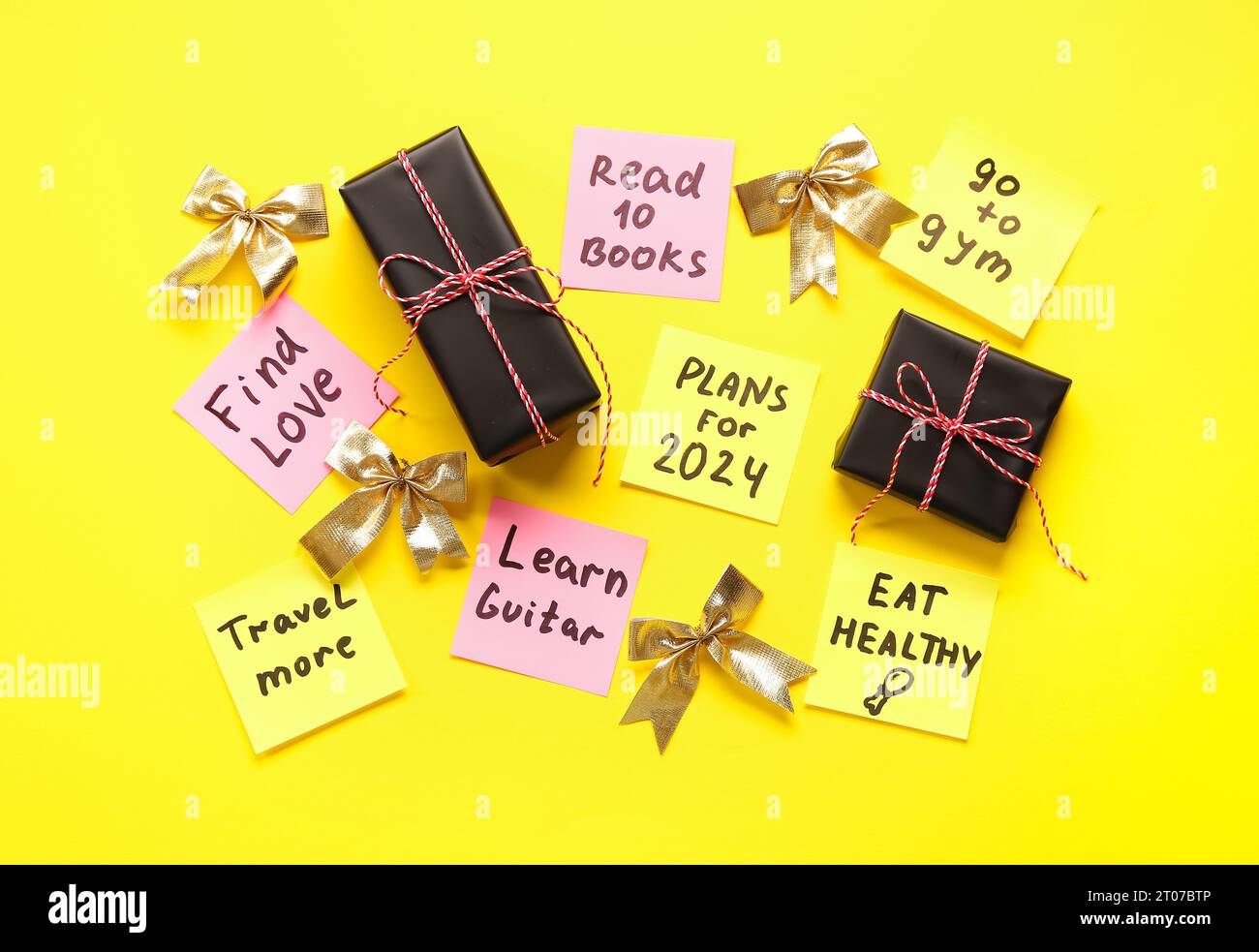 Sticky notes with different goals for 2024, bows and gift boxes on ...