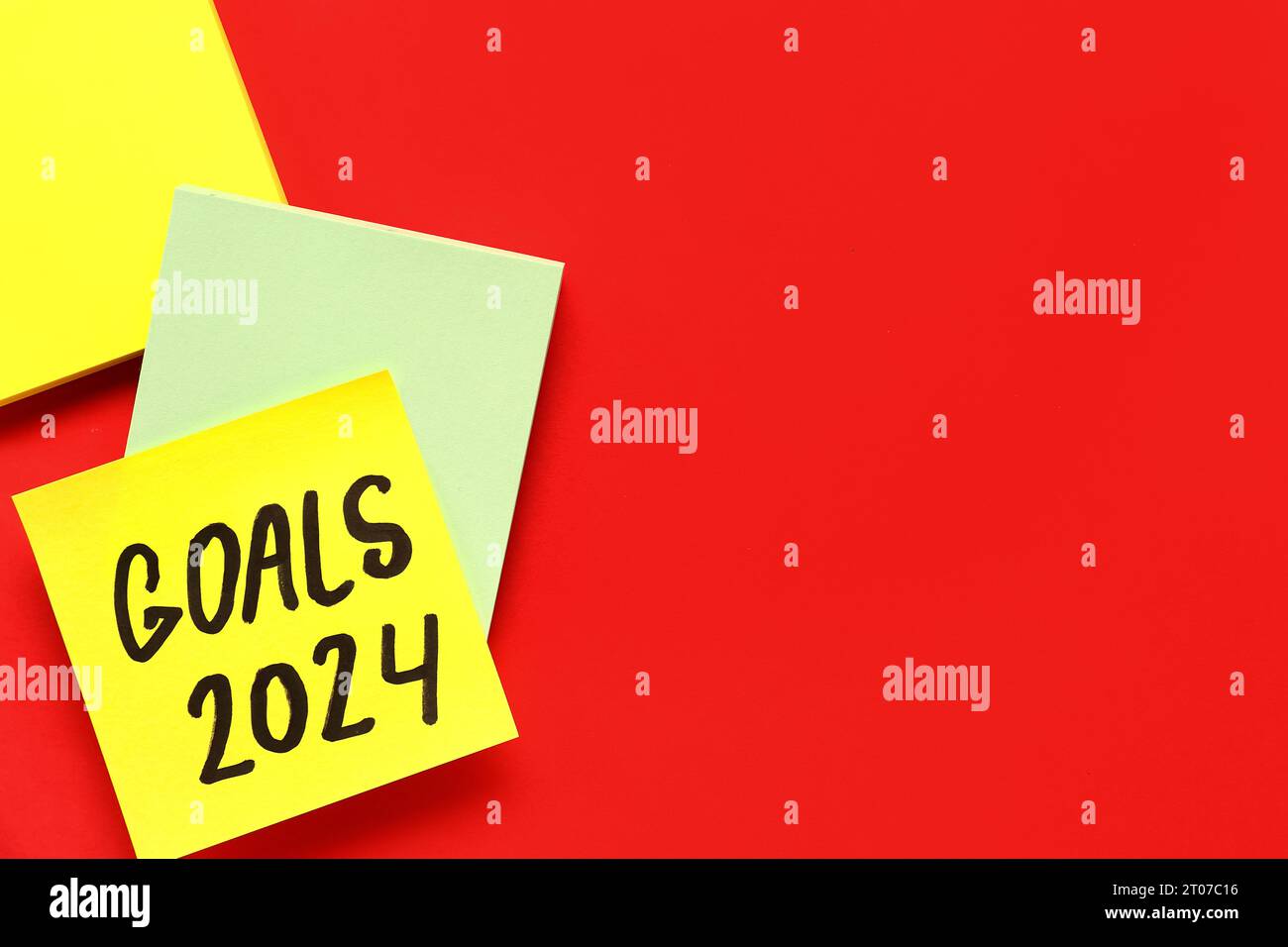 Sticky notes with goals for 2024 on red background Stock Photo - Alamy