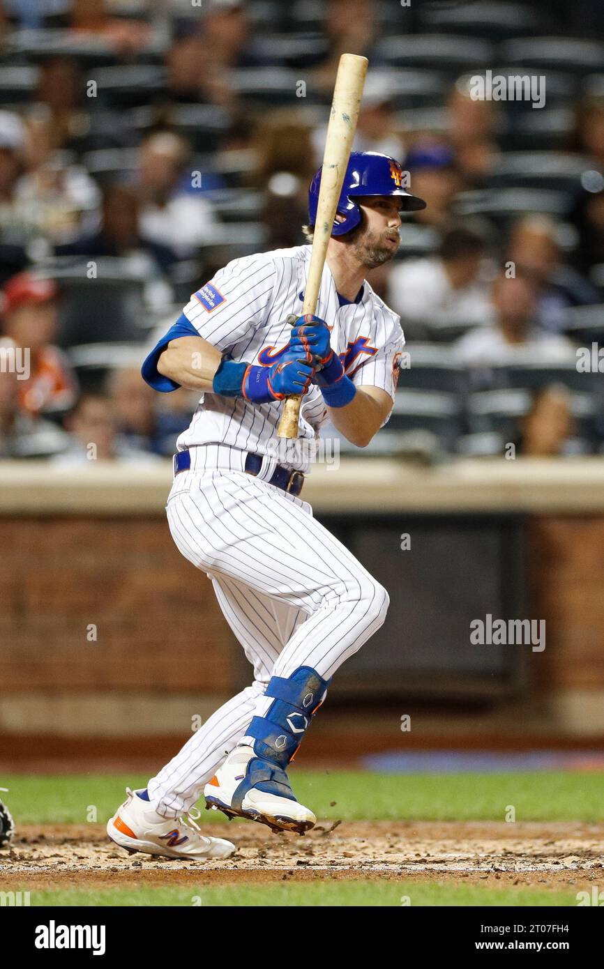 New York Mets second baseman Jeff McNeil (1) hits a single in the ...