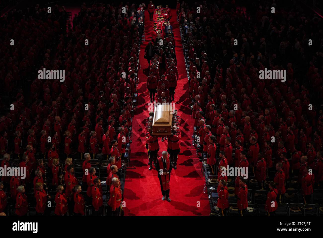 Langley, Canada. 04th Oct, 2023. Pallbearers carry RCMP Const. Rick O ...
