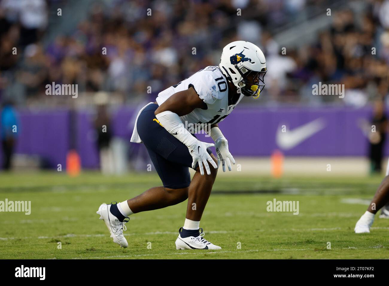 West Virginia linebacker Jared Bartlett (10) lines up for the snap ...