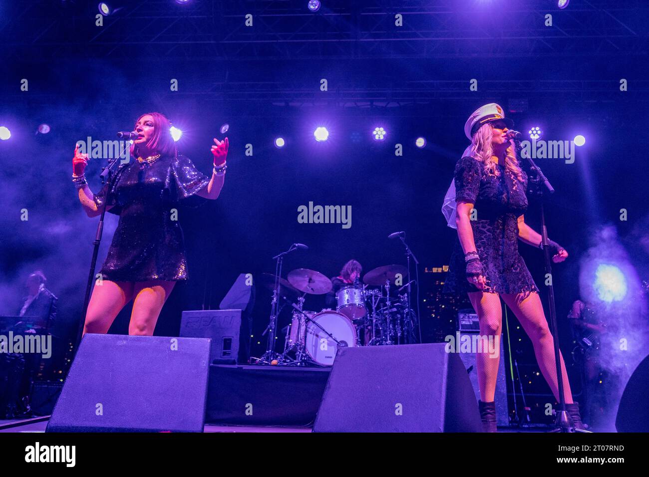 Maya Rudolph and Gretchen Lieberum perform on stage with Prince cover ...