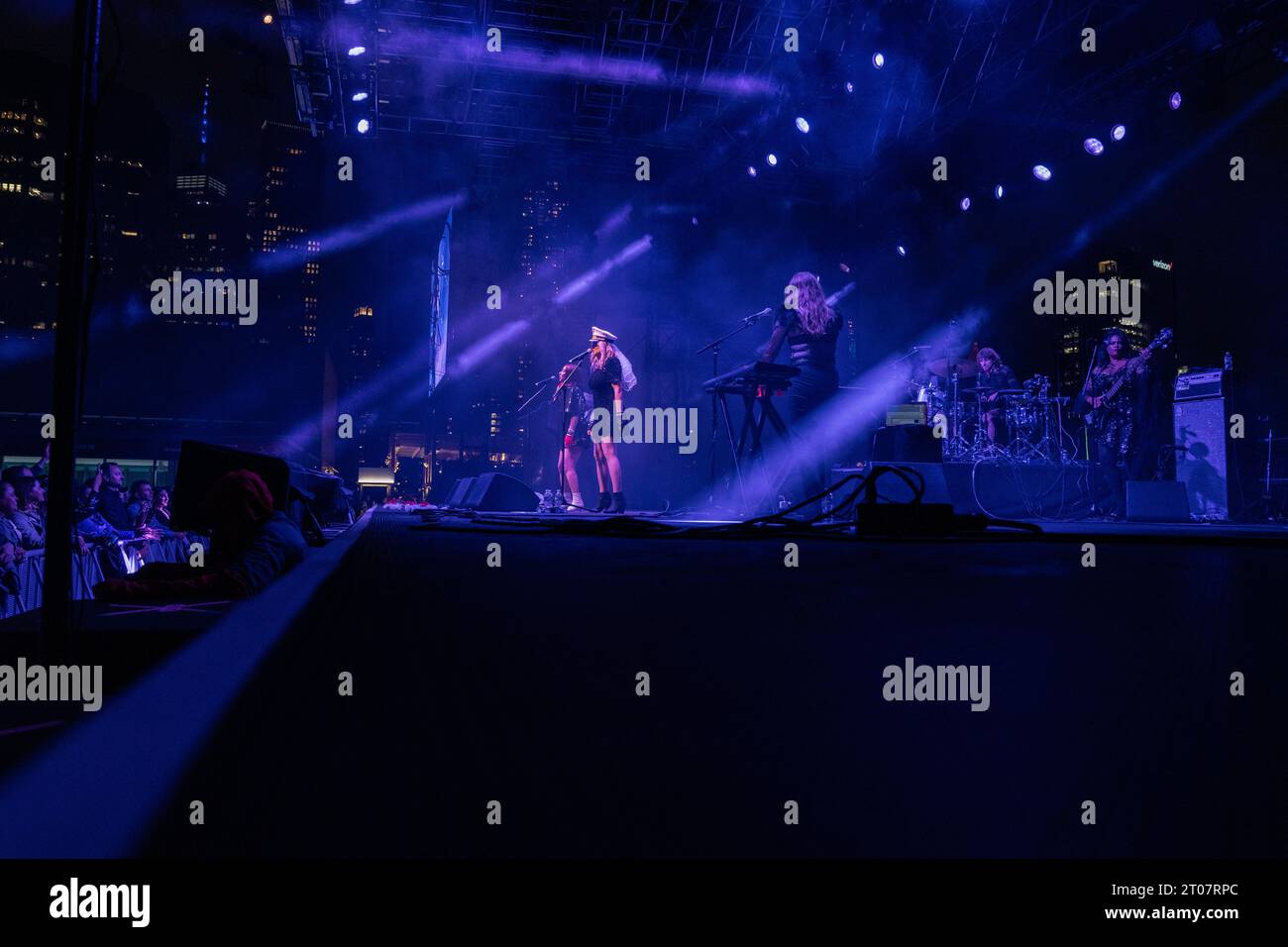 Maya Rudolph and Gretchen Lieberum perform on stage with Prince cover ...