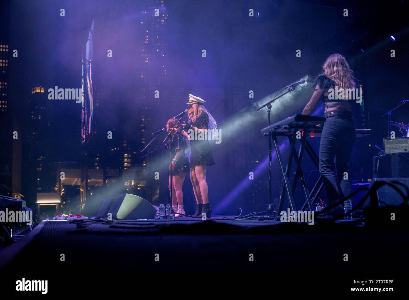 Maya Rudolph and Gretchen Lieberum perform on stage with Prince cover ...