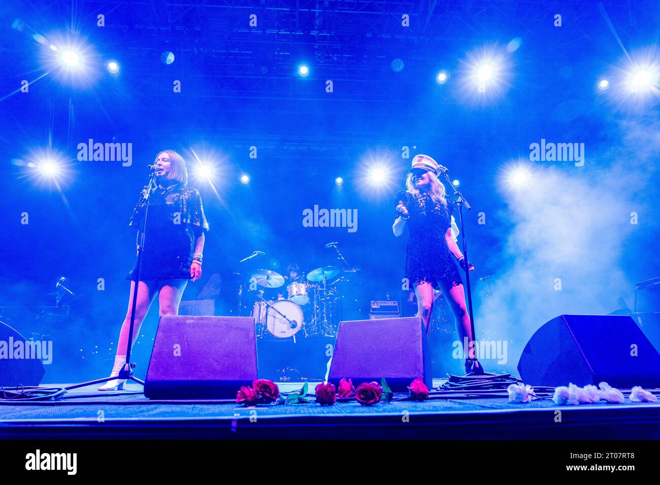 Maya Rudolph and Gretchen Lieberum perform on stage with Prince cover ...
