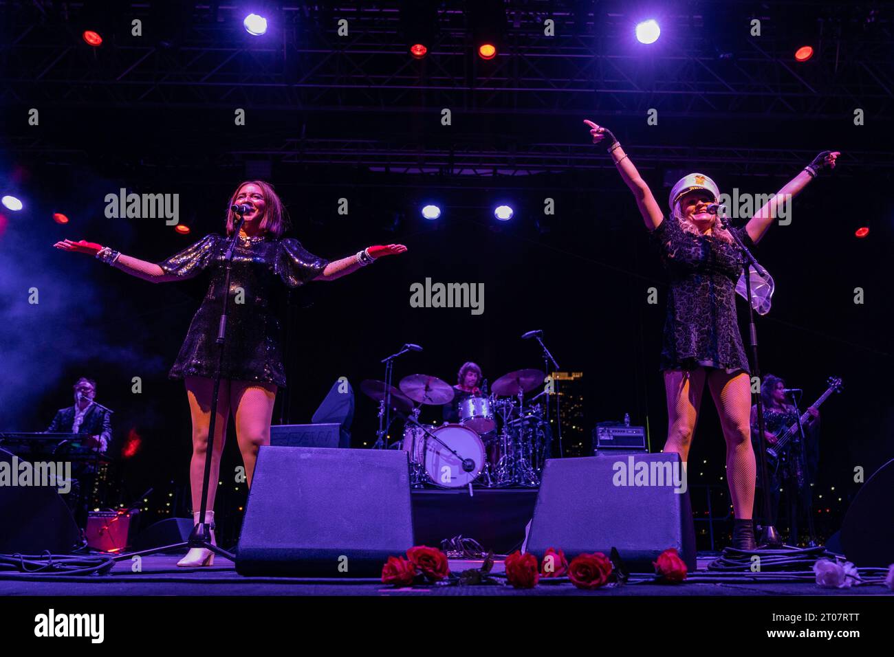 Maya Rudolph and Gretchen Lieberum perform on stage with Prince cover ...