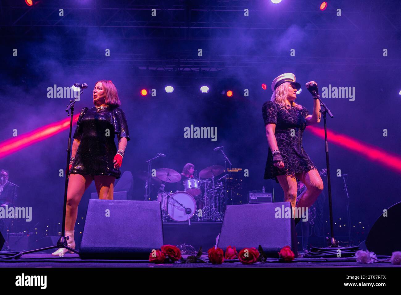Maya Rudolph and Gretchen Lieberum perform on stage with Prince cover ...