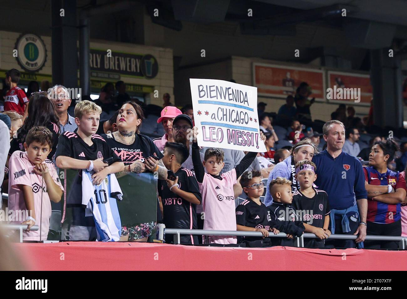 Chicago, USA. 04th Oct, 2023. Chicago, USA, October 4, 2023: Supporters ...