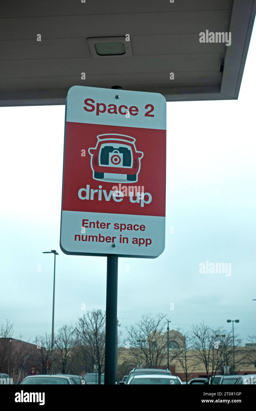 Target drive up car store hi-res stock photography and images - Alamy