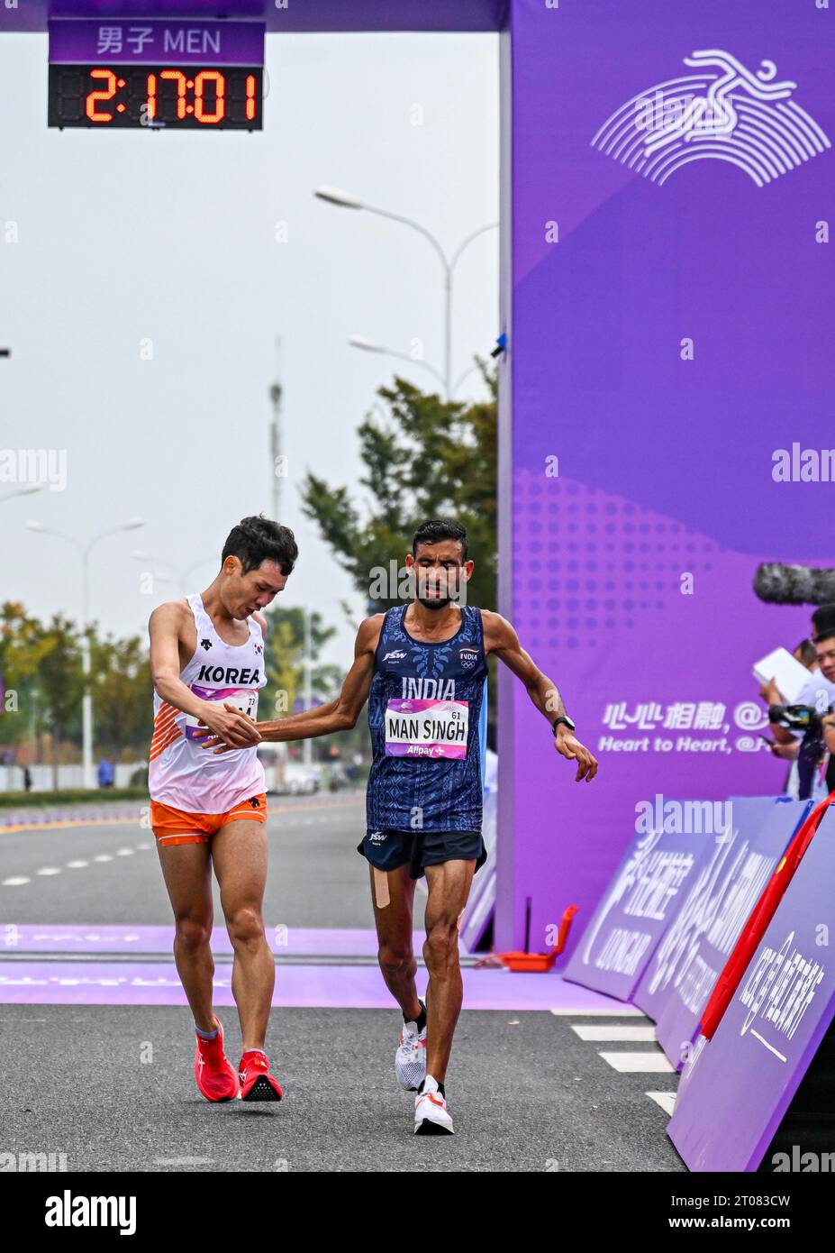 Hangzhou, China's Zhejiang Province. 5th Oct, 2023. Shim Jungsub (L) of South Korea greets Man ...
