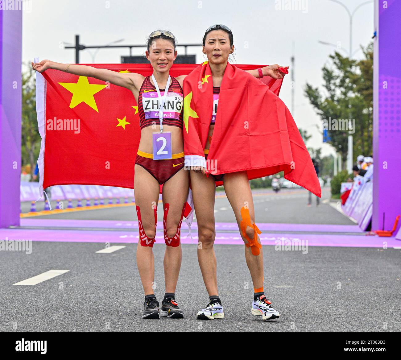 Hangzhou, China's Zhejiang Province. 5th Oct, 2023. Zhang Deshun and Li Zhixuan (R) of China ...