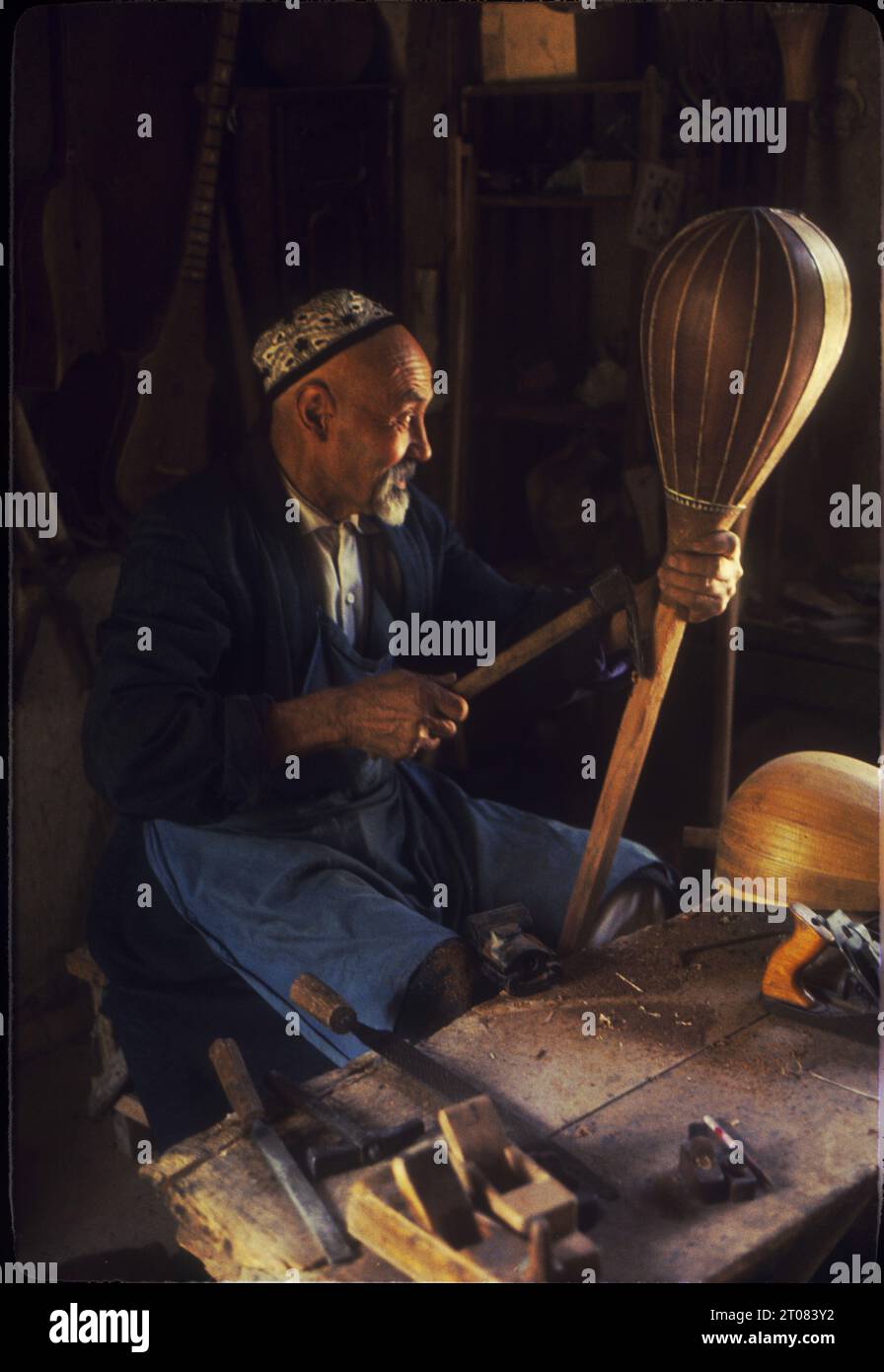 Uzbekistán. Tashkent. Old artisan making a dutar., a traditional ...