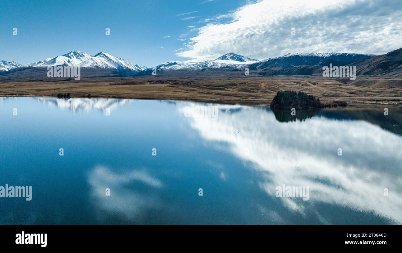 High angle view of alpine lakes in the Ashburton highlands Lakes ...