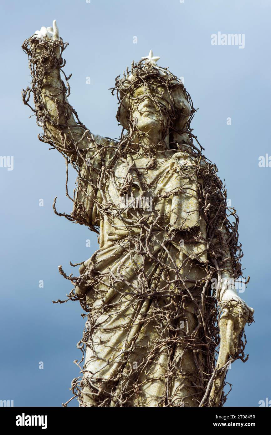 Overgrown gravestone statue at Waverley Cemetery, Bronte, Sydney Stock ...