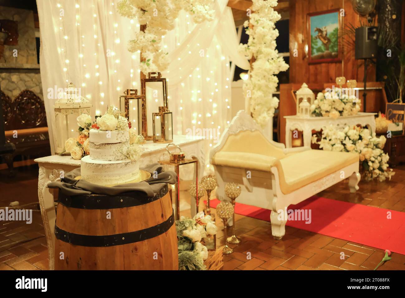 wedding set up setting cake and flowers white Stock Photo - Alamy