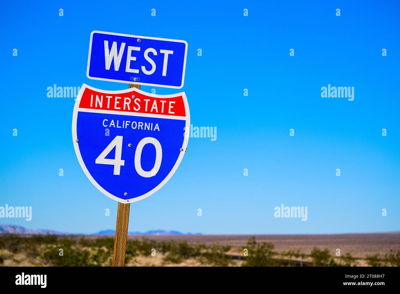 An Interstate 40 sign on the planes of the Texas panhandle Stock Photo ...