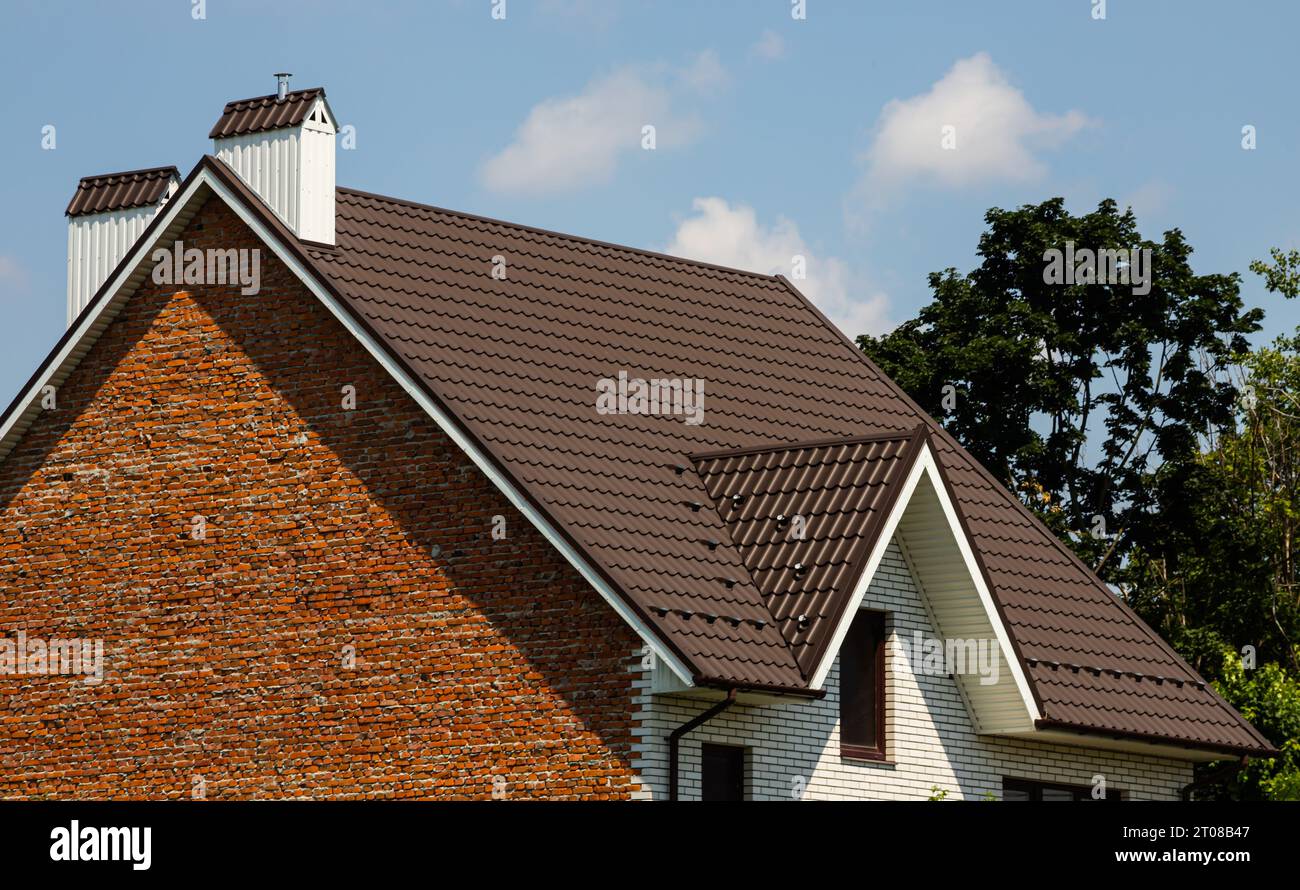Roofing chalet hi-res stock photography and images - Alamy