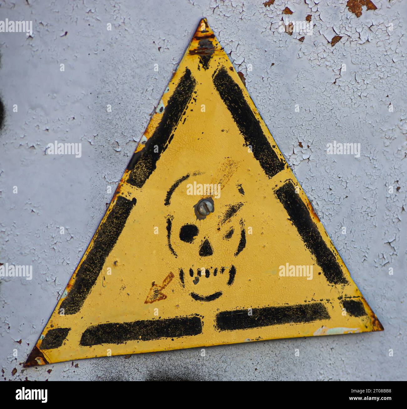 Danger poison skull yellow sign hi-res stock photography and images - Alamy