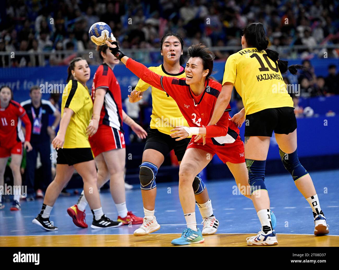 Hangzhou, China's Zhejiang Province. 5th Oct, 2023. Jin Mengqing (2nd R ...