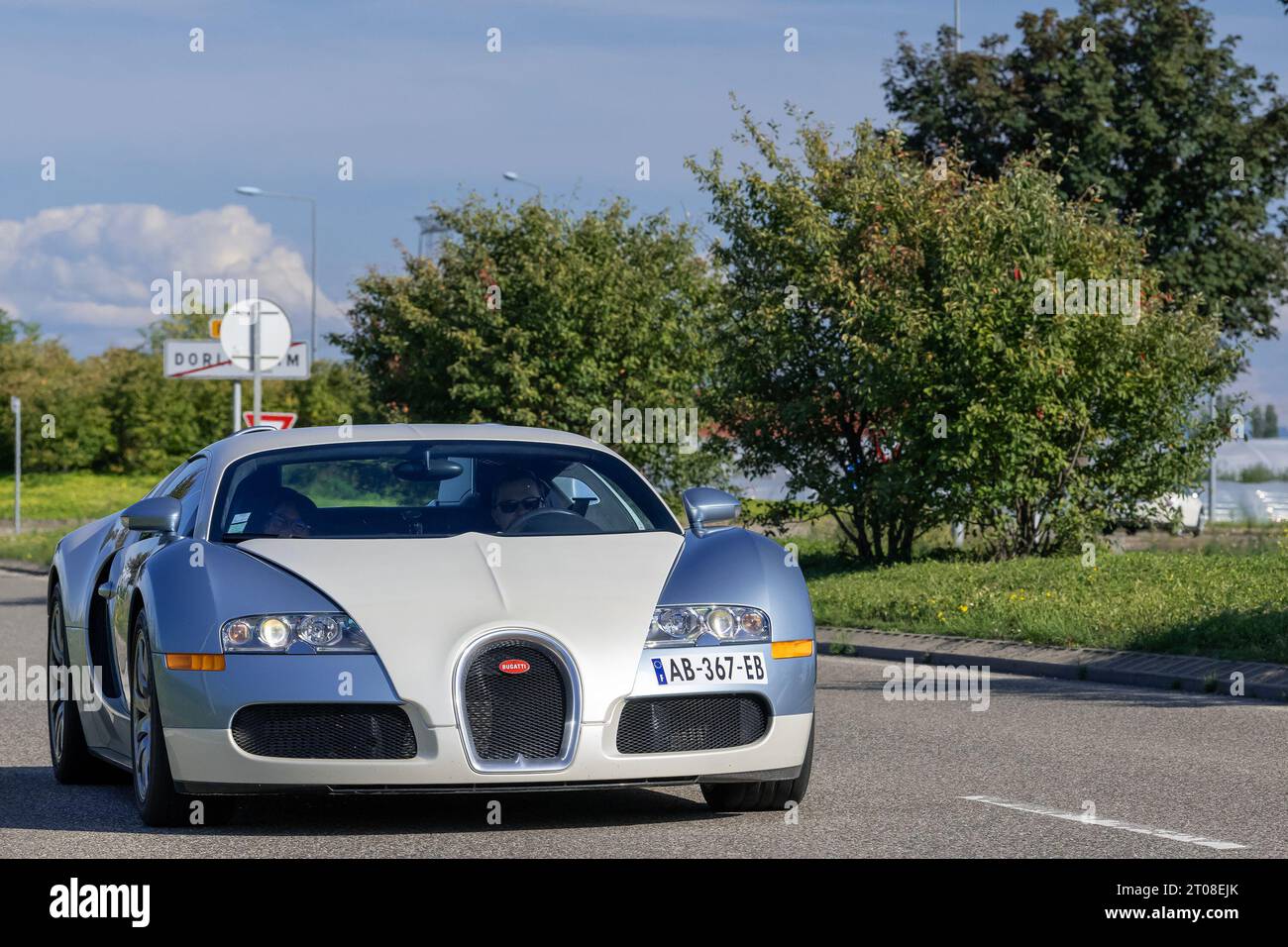 White bugatti veyron hi-res stock photography and images - Alamy