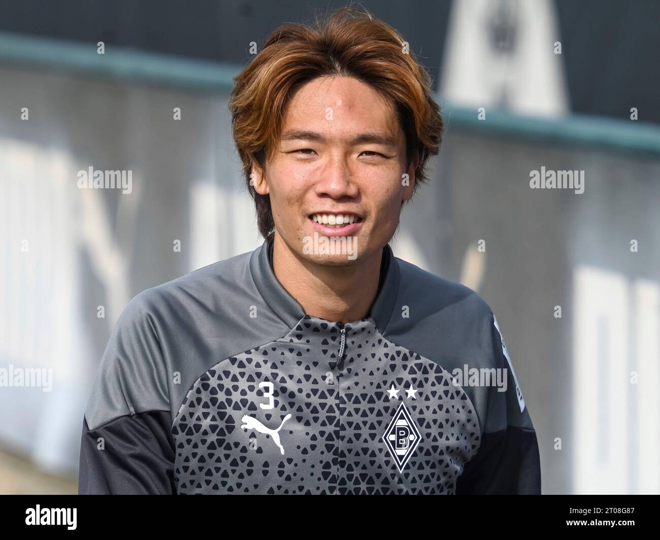 Ko Itakura (Borussia Moenchengladbach, #03) auf dem Qweg in die Kabine ...