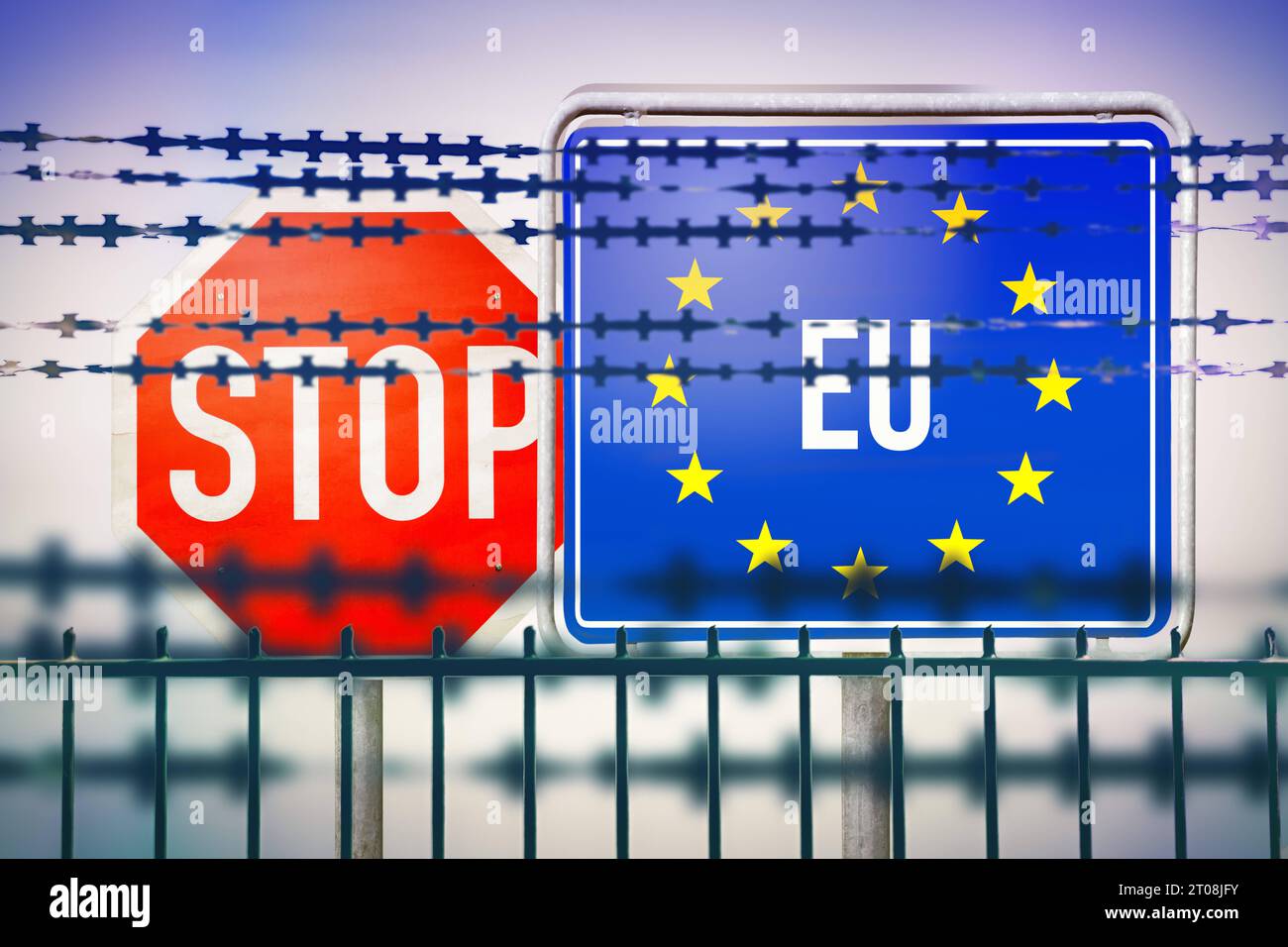 FOTOMONTAGE, EU- und Stopschild hinter Stacheldraht, Symbolfoto EU ...