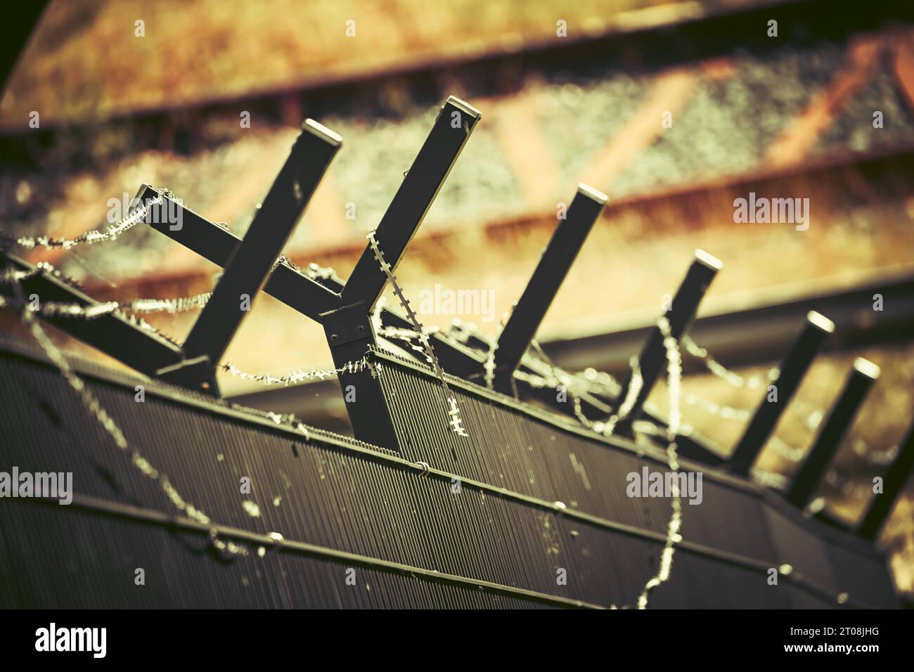 Mit Stacheldraht gesicherter Zaun, Symbolfoto Sicherung der EU ...