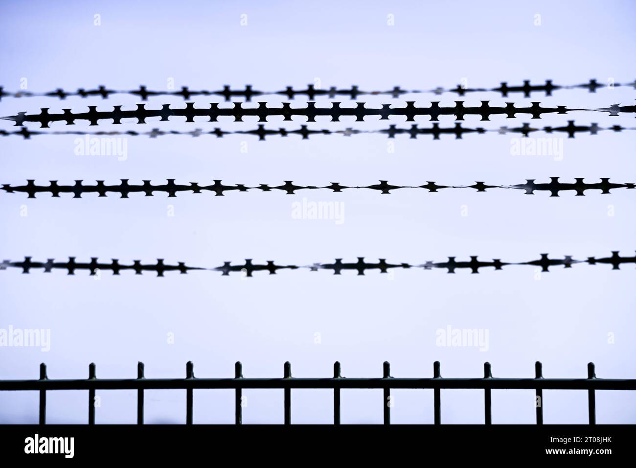 Mit Stacheldraht gesicherter Zaun, Symbolfoto Sicherung der EU ...