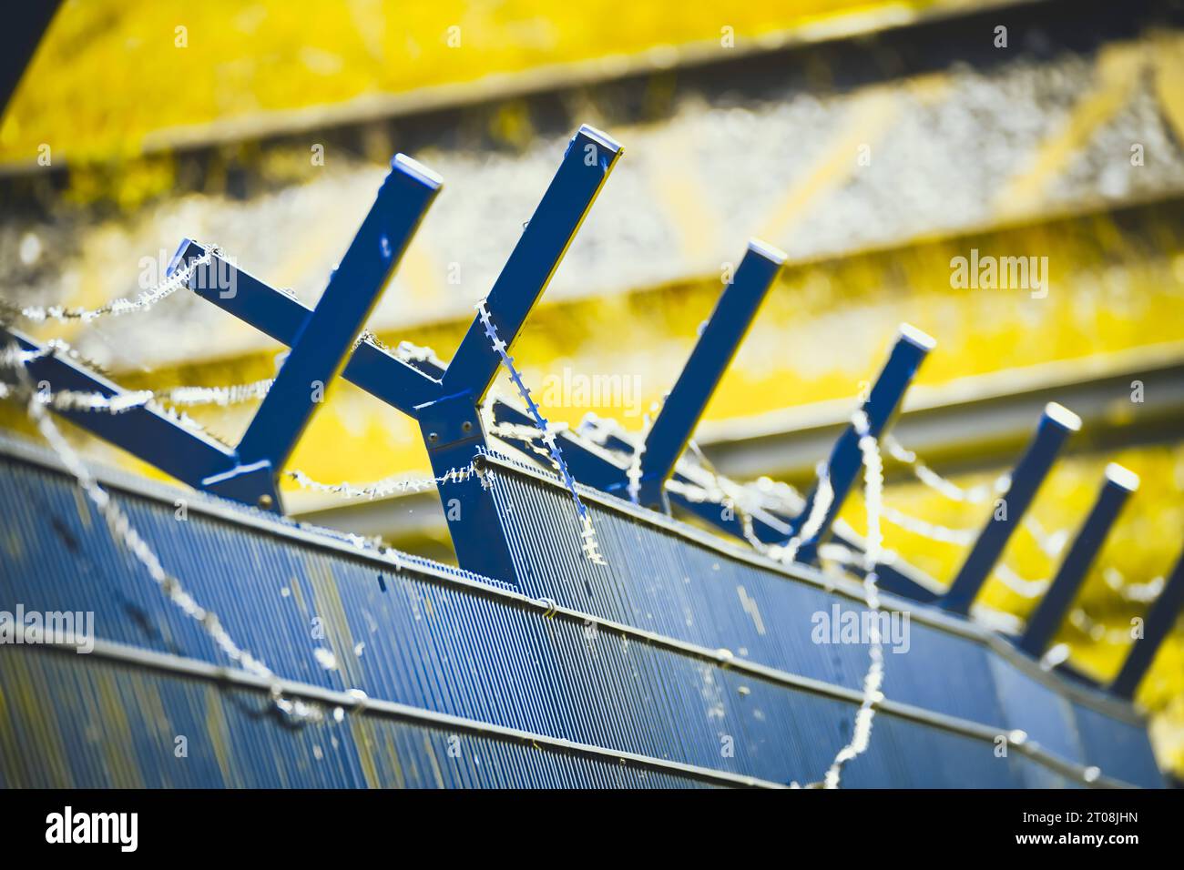 Mit Stacheldraht gesicherter Zaun, Symbolfoto Sicherung der EU ...