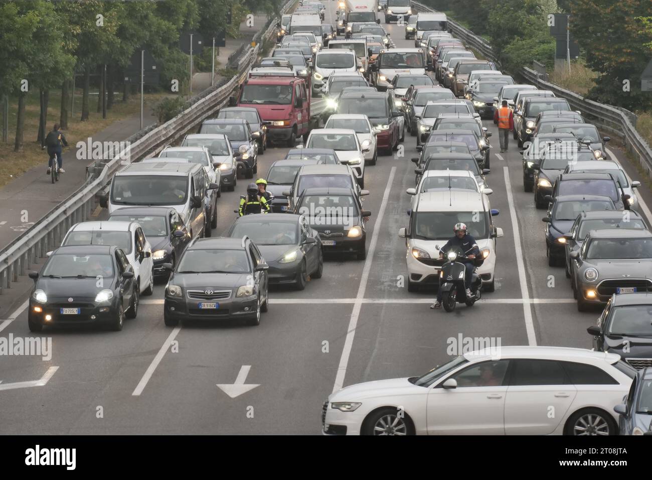 The continuously worsening traffic situation causes many ongoing ...