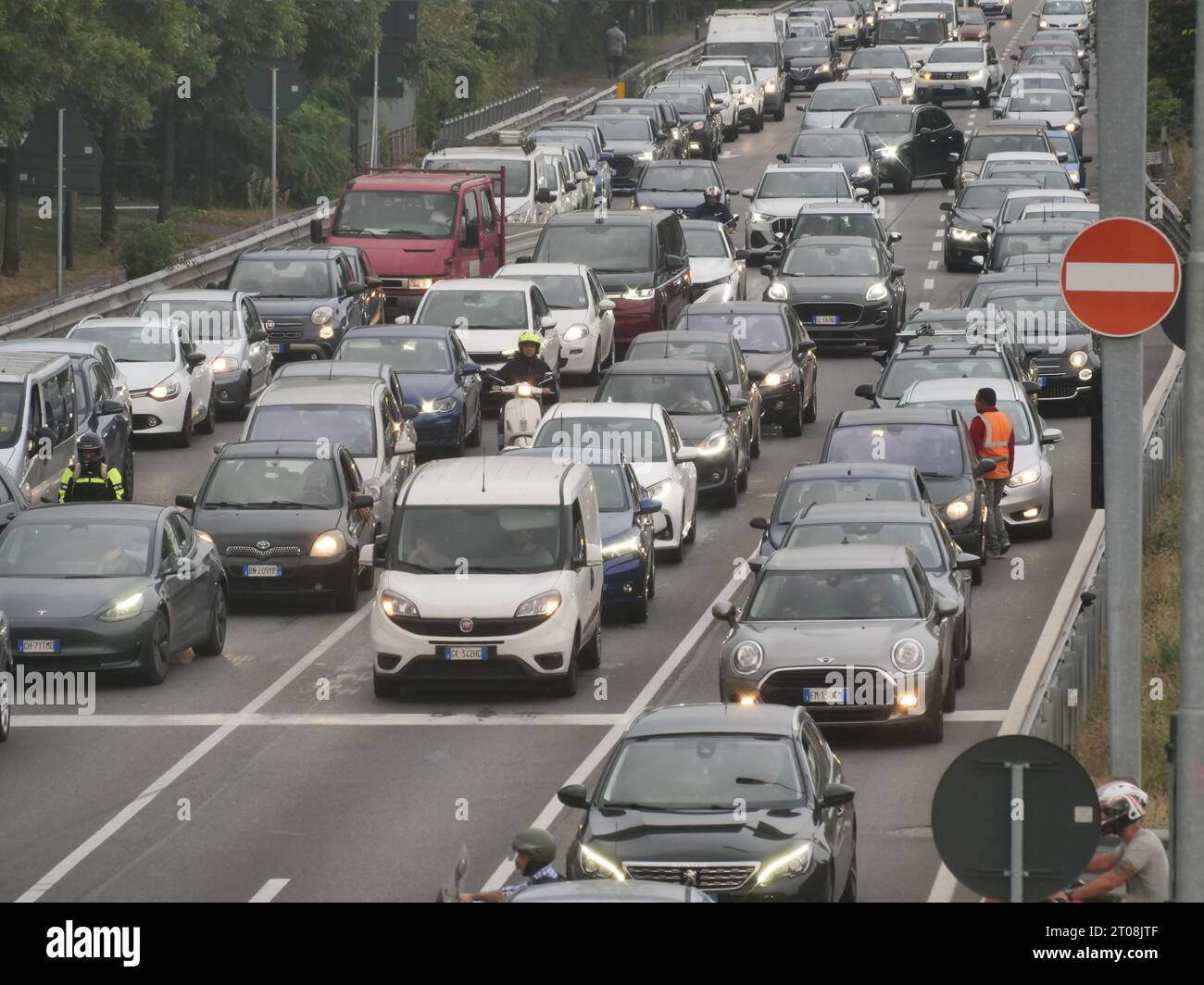 The continuously worsening traffic situation causes many ongoing ...
