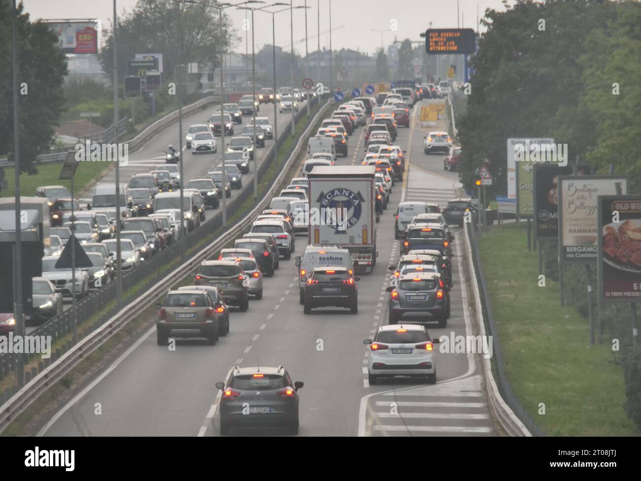 The continuously worsening traffic situation causes many ongoing ...