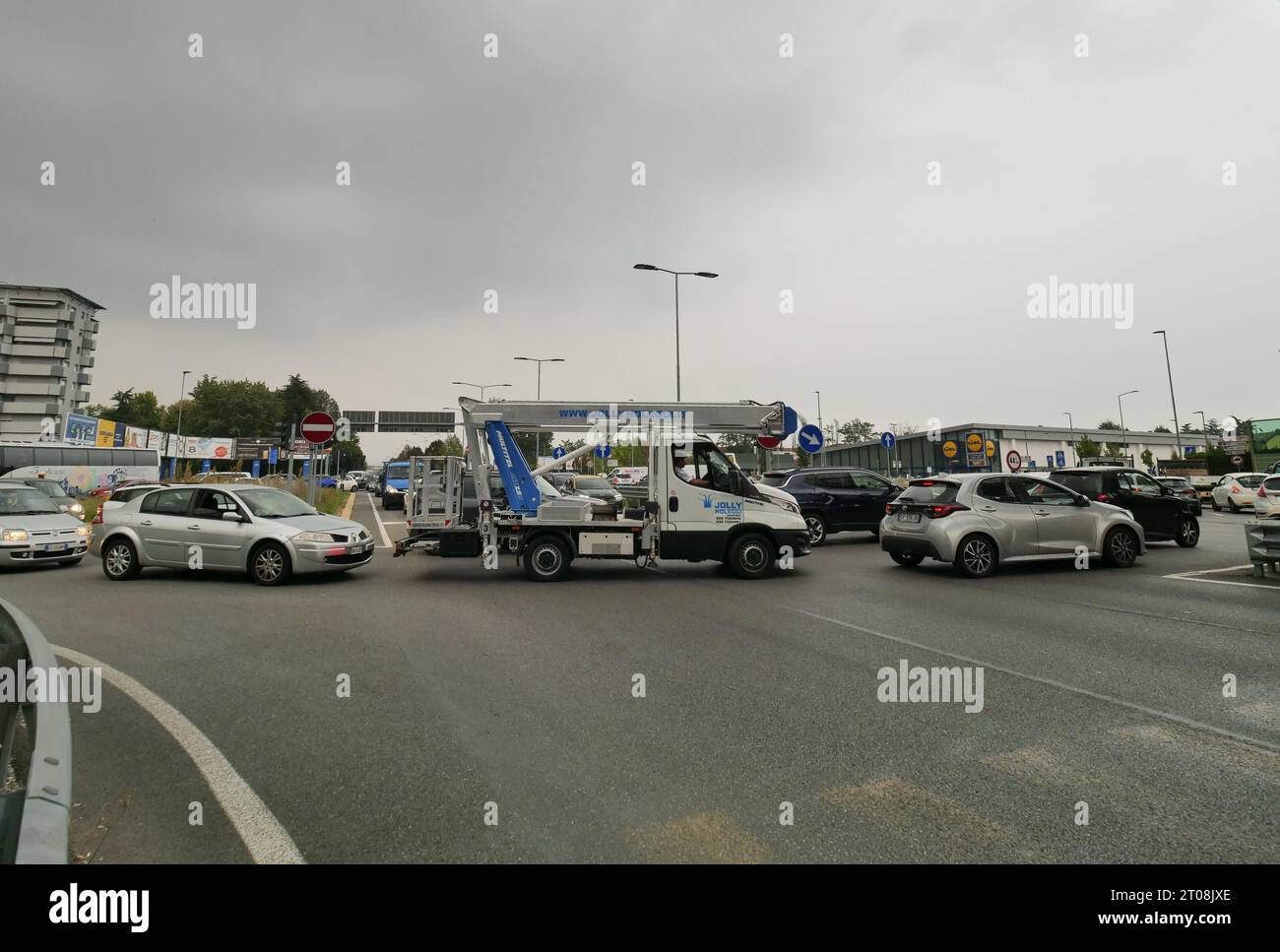 The continuously worsening traffic situation causes many ongoing ...