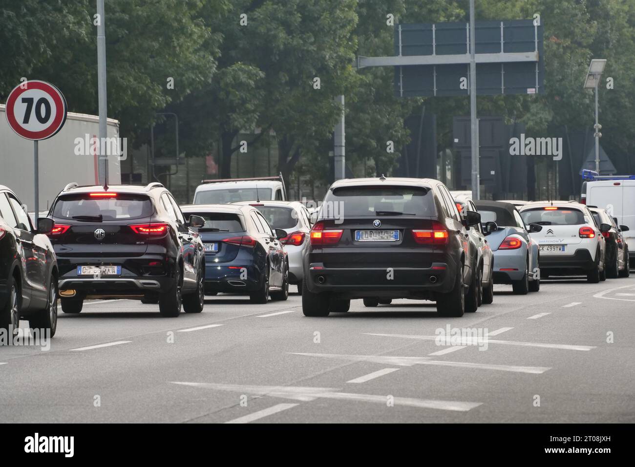 The continuously worsening traffic situation causes many ongoing ...