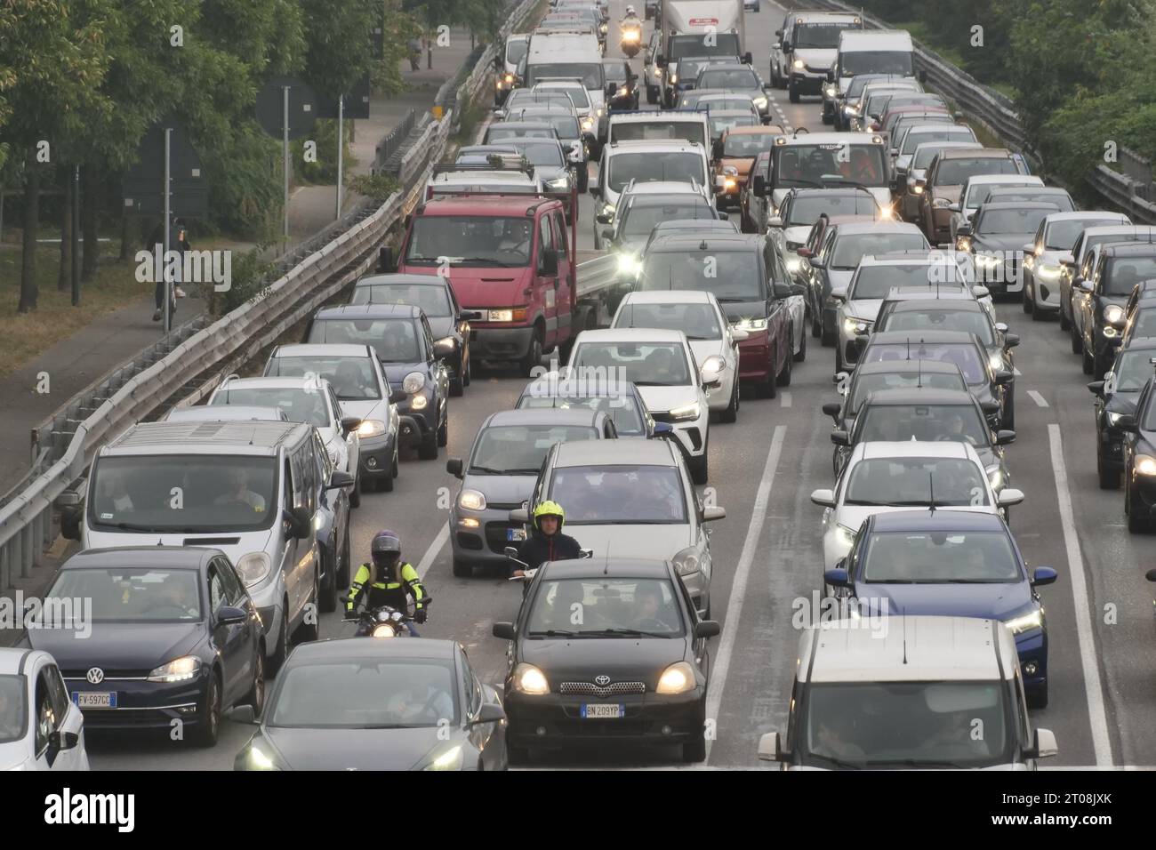 The continuously worsening traffic situation causes many ongoing ...