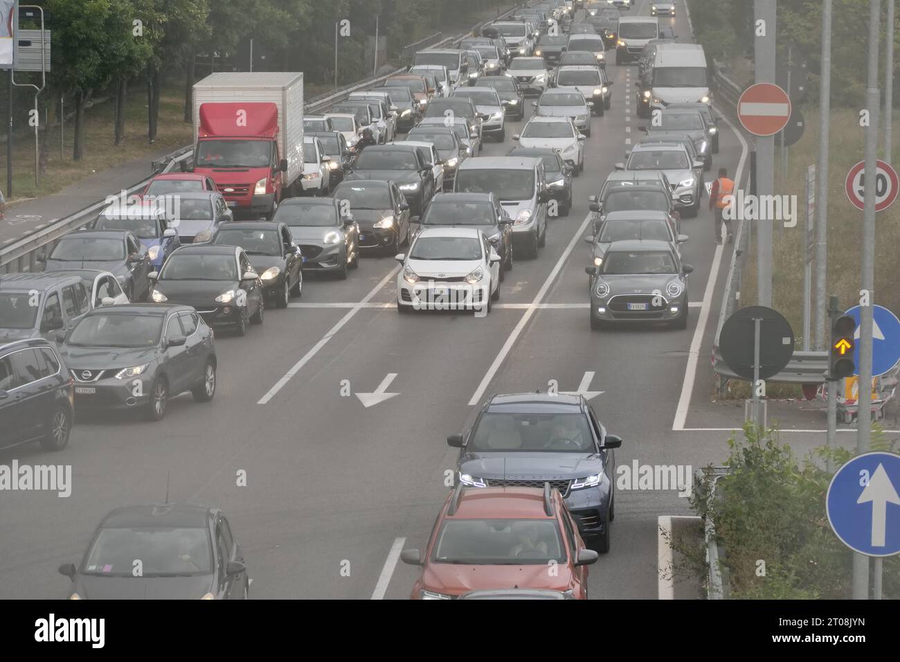 The continuously worsening traffic situation causes many ongoing ...