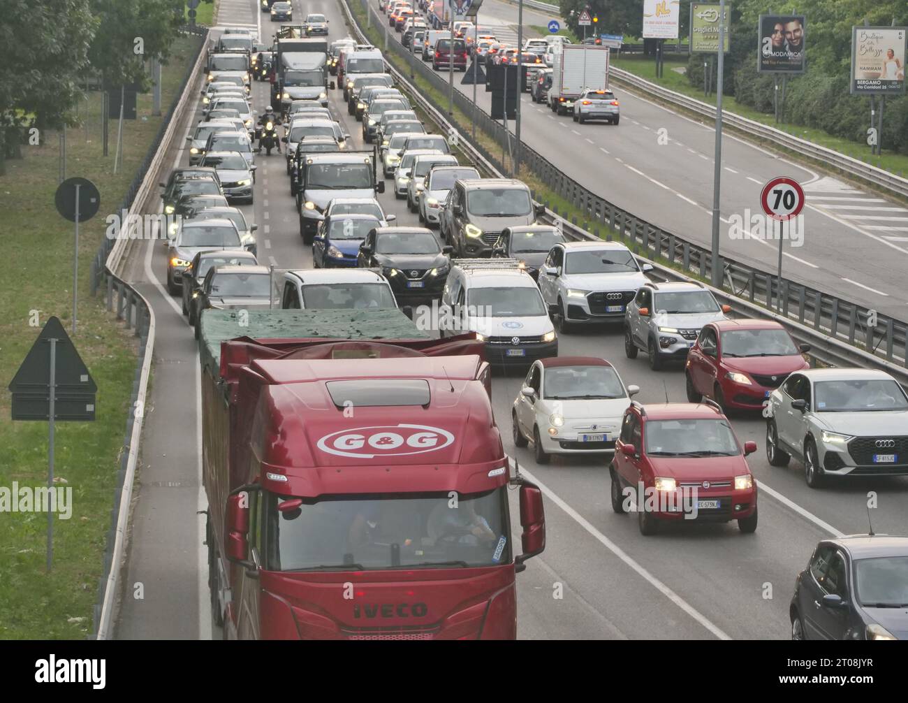 The continuously worsening traffic situation causes many ongoing ...