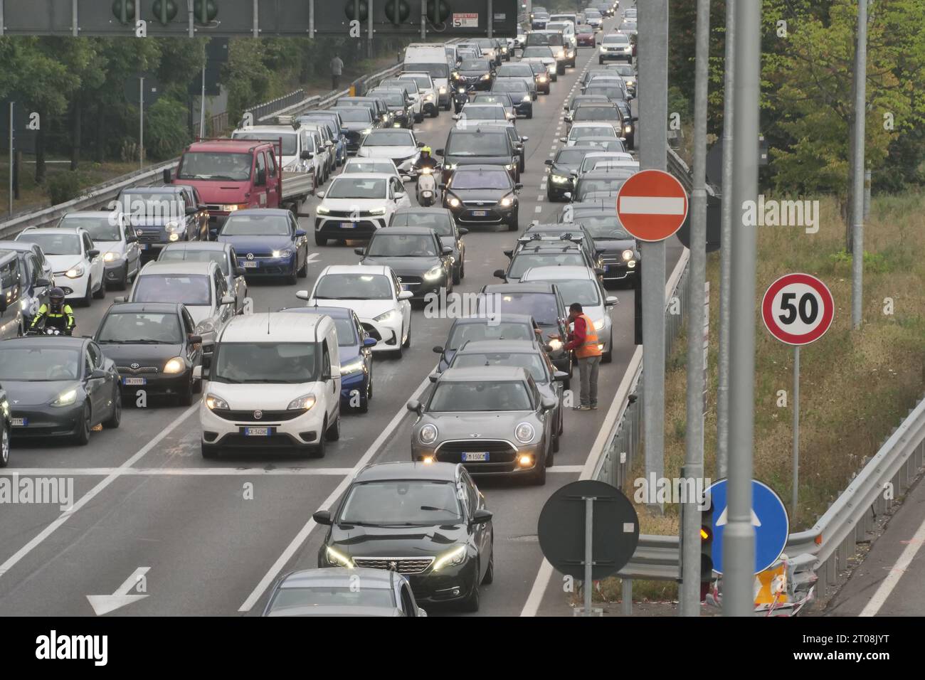 The continuously worsening traffic situation causes many ongoing ...