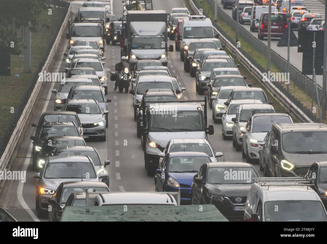 The continuously worsening traffic situation causes many ongoing ...