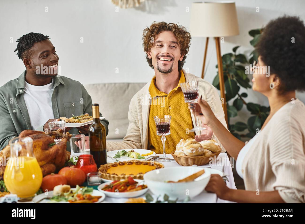 Family chatting table hi-res stock photography and images - Alamy