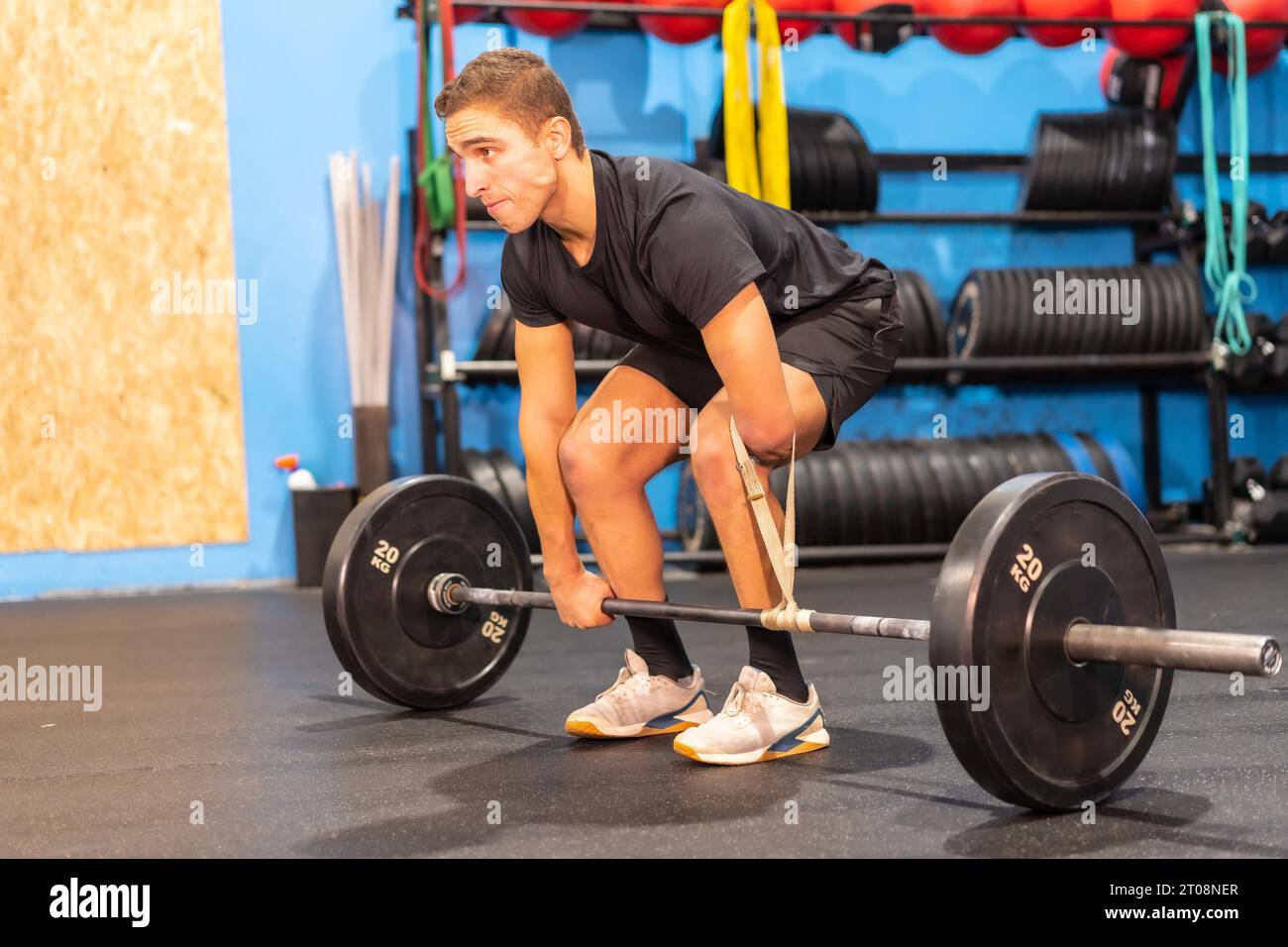Handicapped man with an arm amputated weight lifting in a gym Stock ...