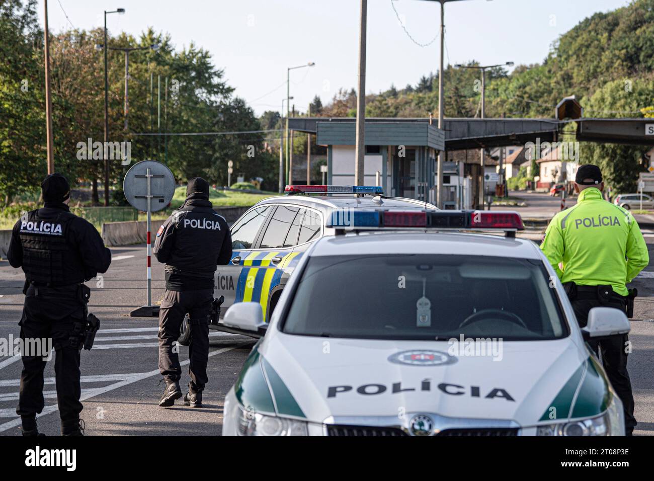 Slovak police officers check vehicles at the Hungarian-Slovakian border ...
