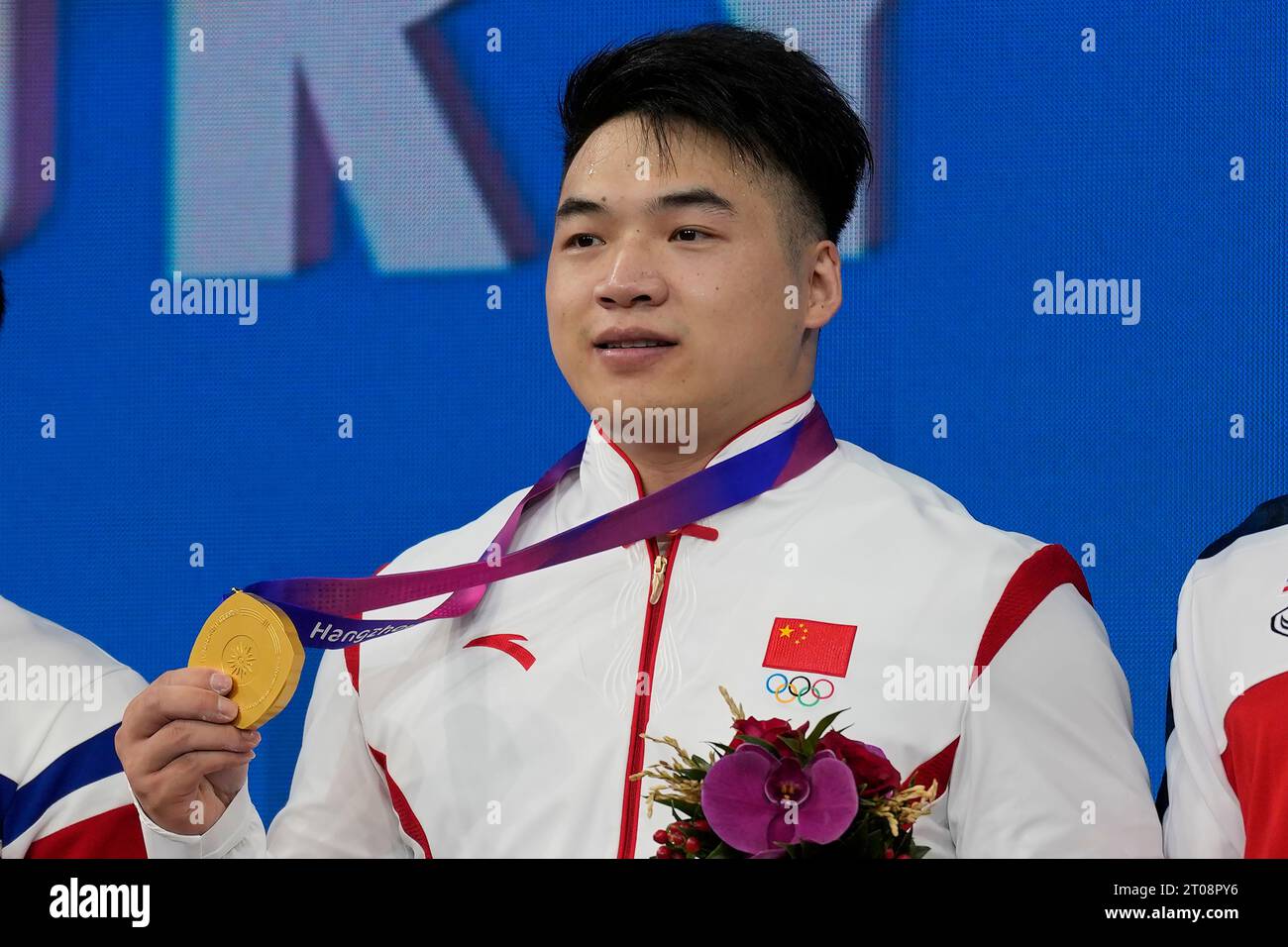 Chinas Tian Tao Poses For Photos With His Gold Medal During The Awards Ceremony For The