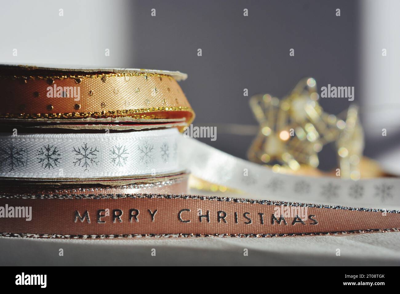Silver christmas ribbons bow hi-res stock photography and images - Alamy