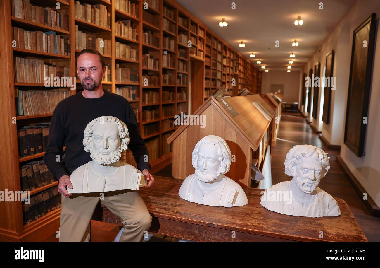 05 October 2023, Saxony-Anhalt, Naumburg: Tillmann Richter, sculptor ...